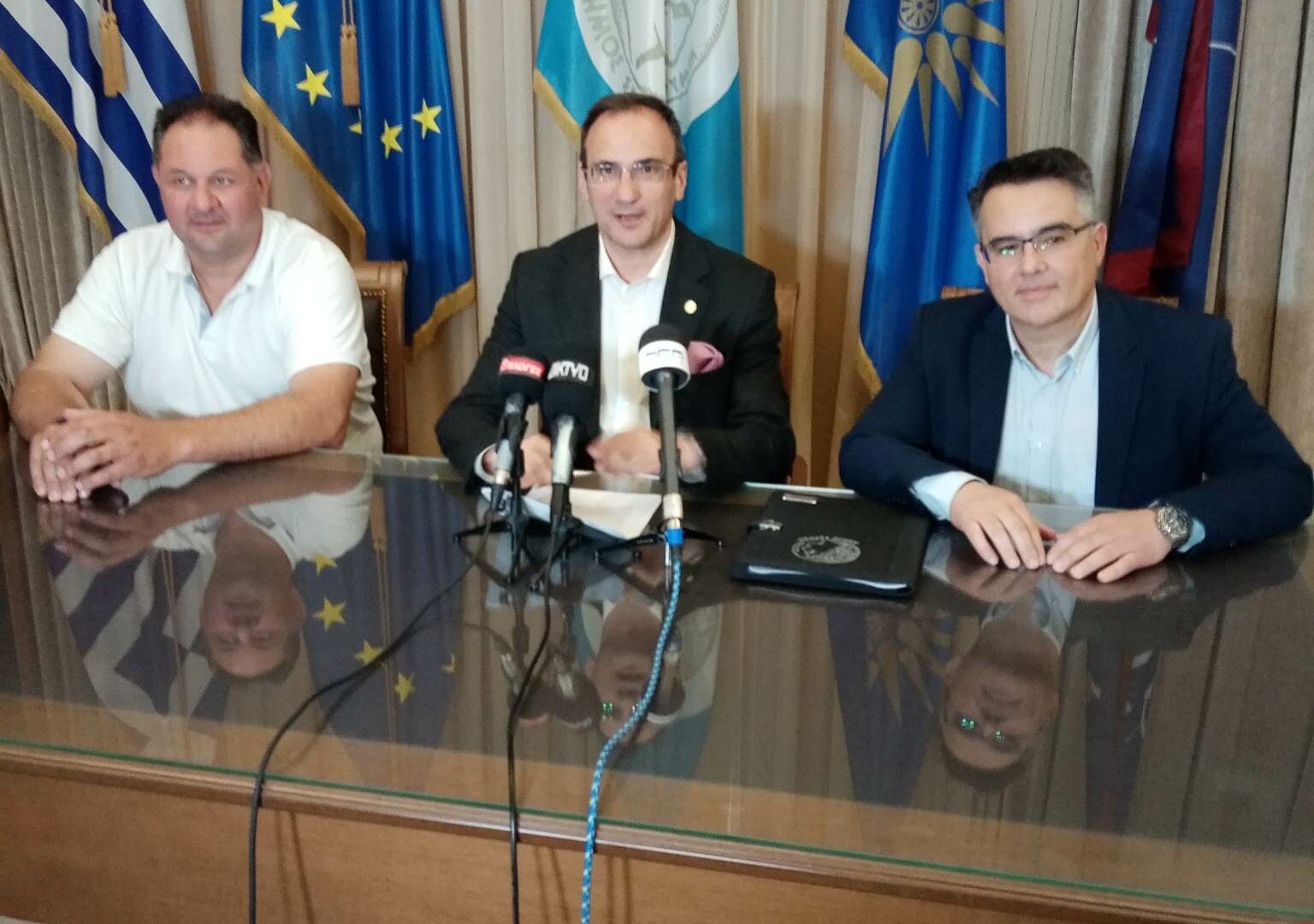 Υπογράφηκε η σύμβαση για την προμήθεια ενός πολυμηχανήματος τύπου ...
