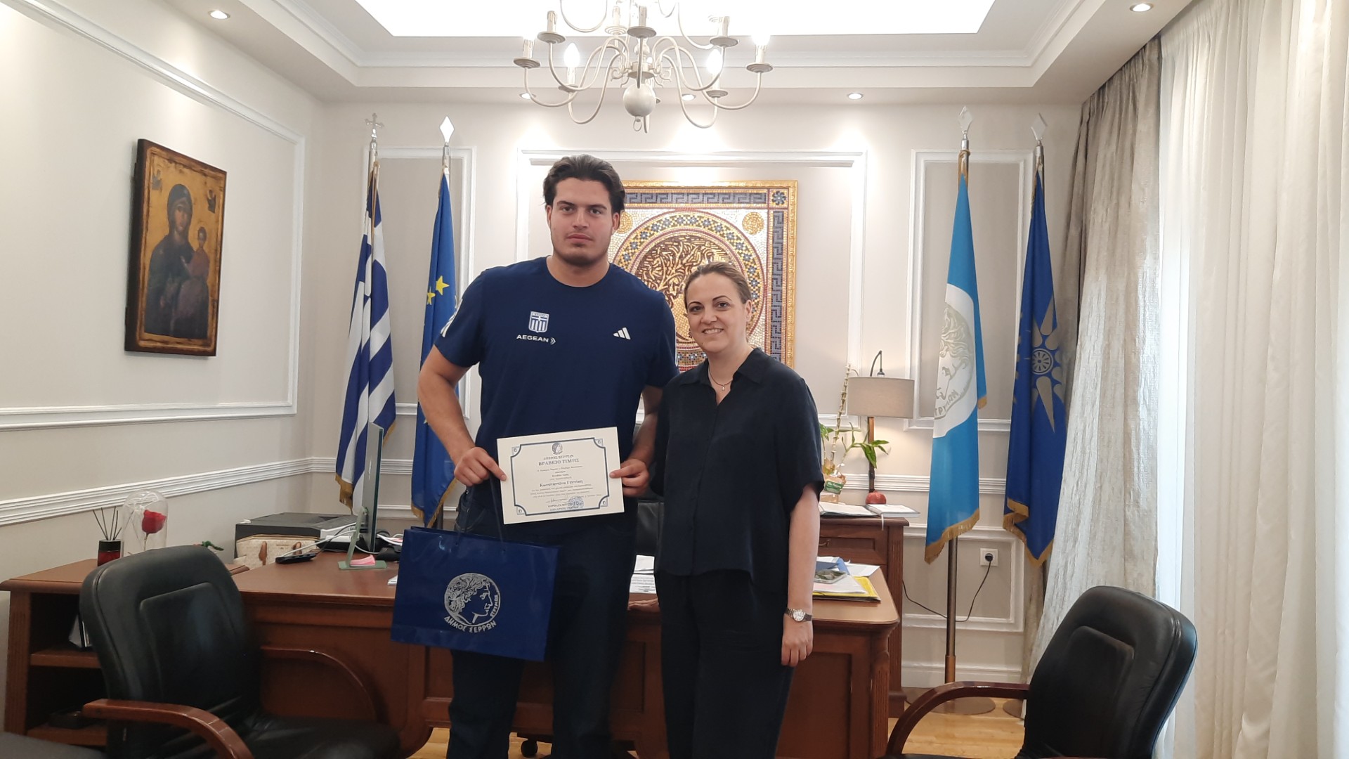 Η Δήμαρχος Σερρών Βαρβάρα Μητλιάγκα τίμησε τον Πρωταθλητή σφαιροβολίας ...